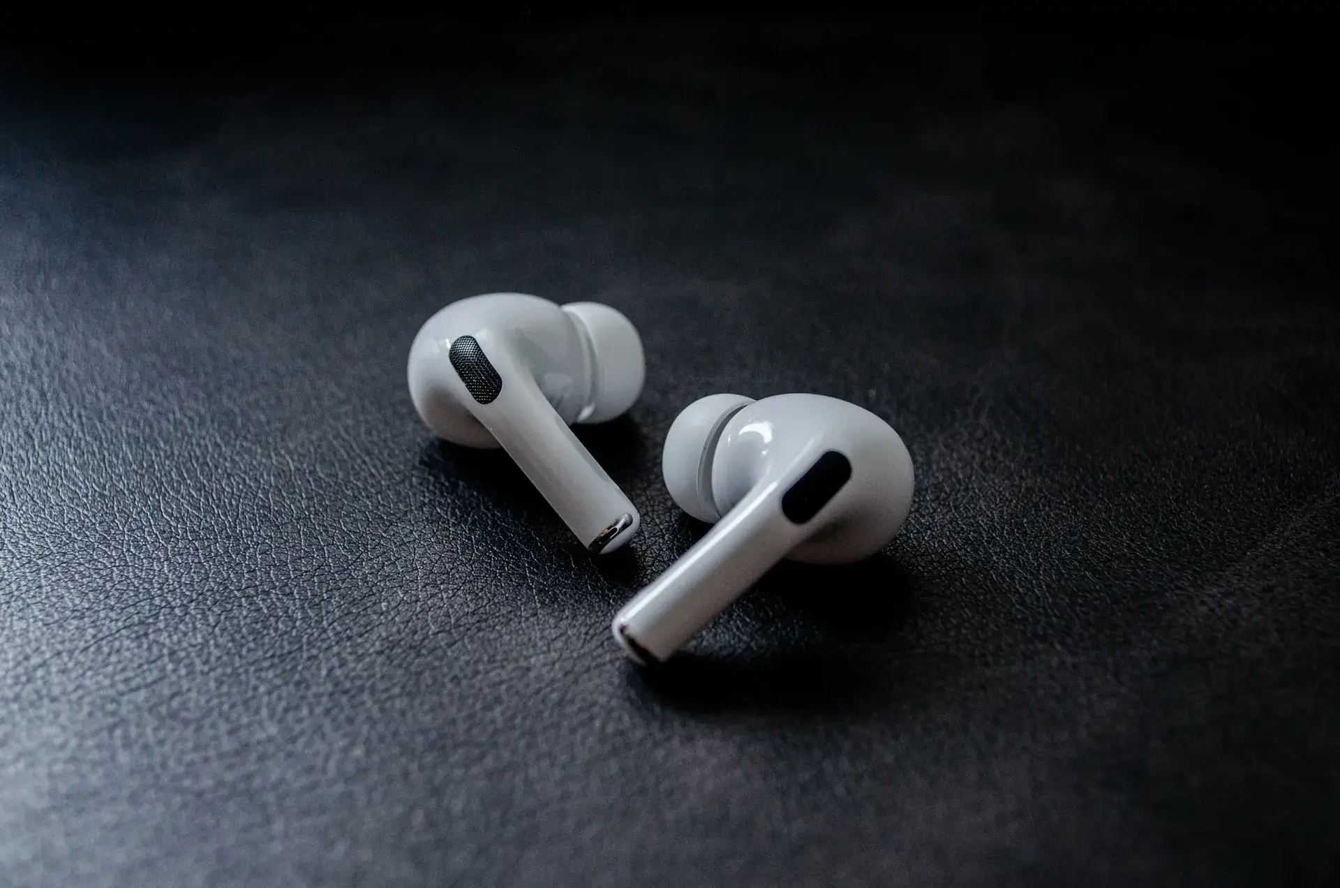 How To Change AirPods Pro Tips: (Step-by-Step Guide)